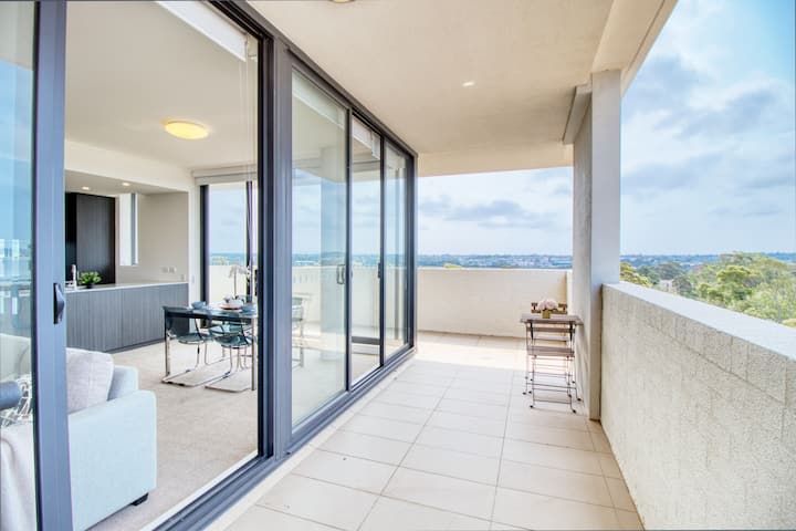 Great Views 3-br Apt With 2x Parking & Terrace - Burwood