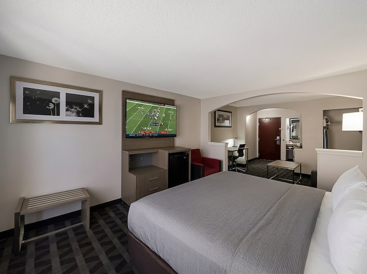 Quality Suite Dfw |Airport Shuttle|pool |Breakfast - Irving, TX