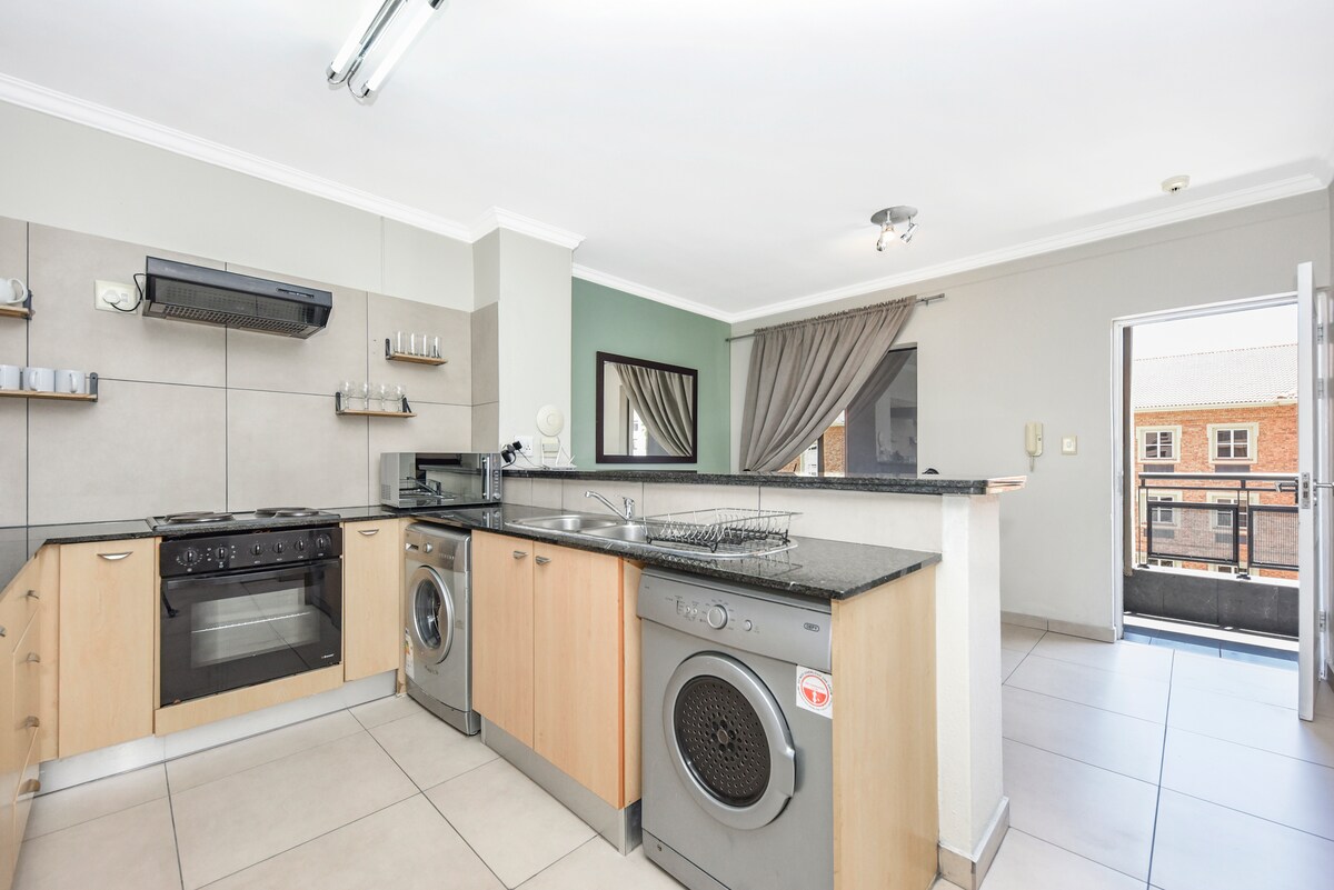 Westpoint 2BR Opp Investec • Pool • Sandton Prime - Flats for Rent in ...