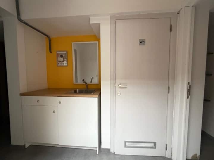 Chambres, Bureaux, Entrepôt, Douches Et Cuisine - Liège