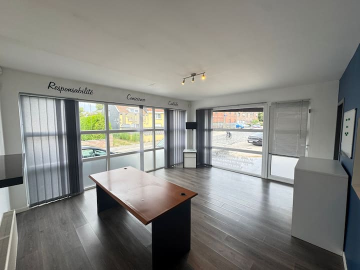 Chambres, Bureaux, Entrepôt, Douches Et Cuisine - Seraing
