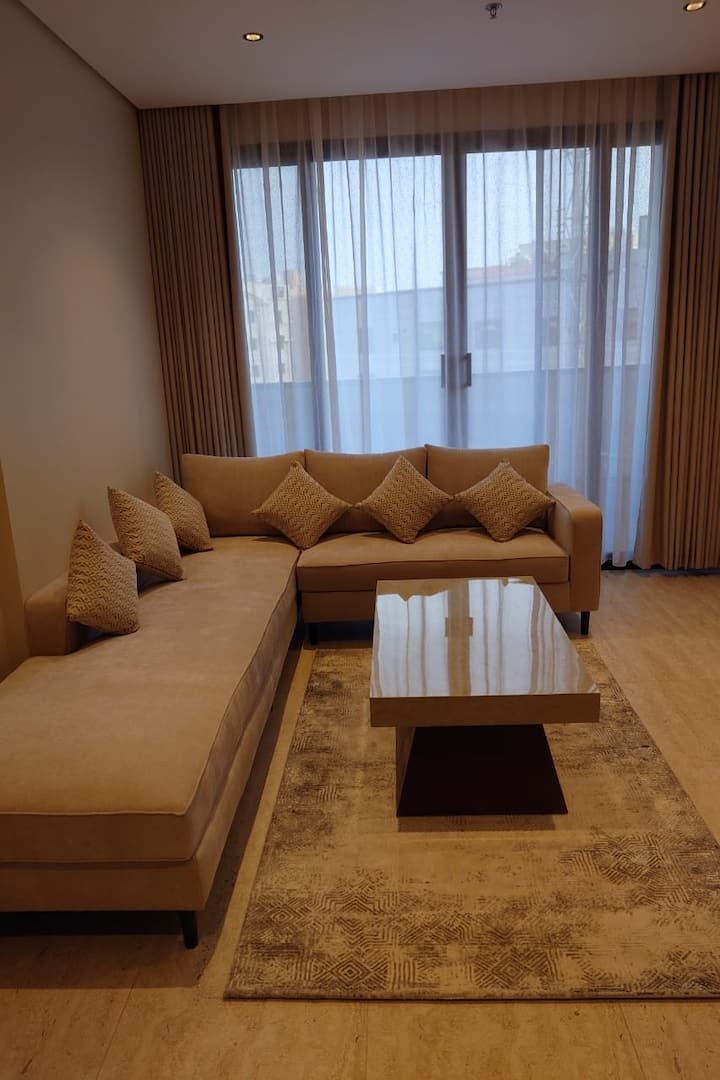 شقة بصالة وأربع غرف نوم بالقرب من المدينة العالمية - Saudi Arabia