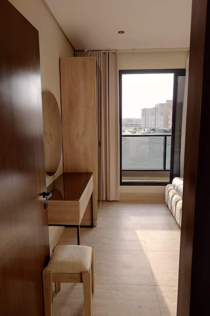 شقة بصالة وأربع غرف نوم بالقرب من المدينة العالمية - Dammam