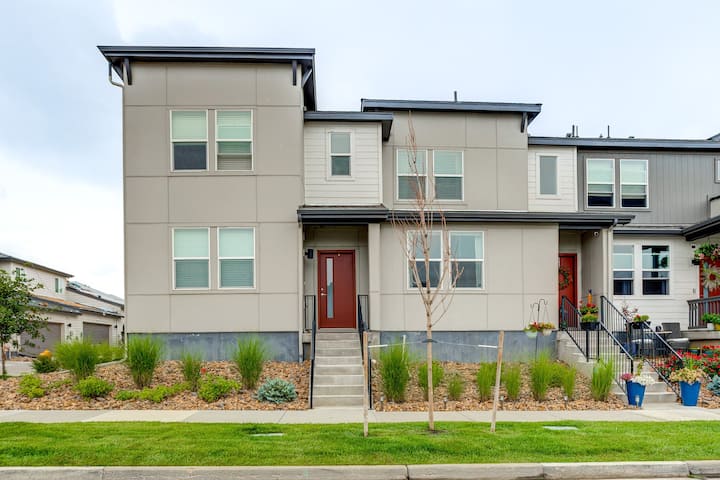 Modern 2br/2ba Near Dia | Train Access | Shopping - Denver Airport (DEN)