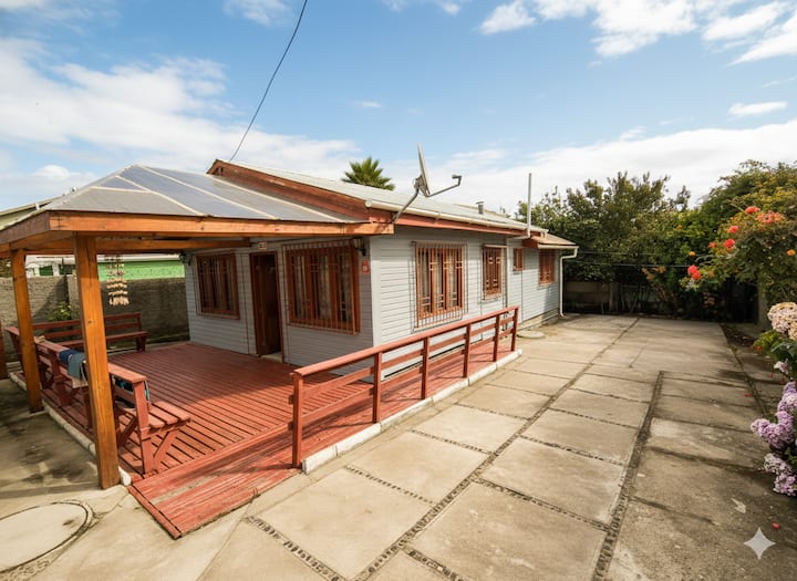Casa Familiar Con Amplio Estacionamiento Y Terraza - El Tabo