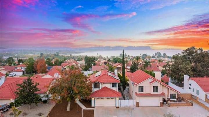 Private Upstairs 3br Suite / Wing Near The Lake - レイクエルシノア, CA