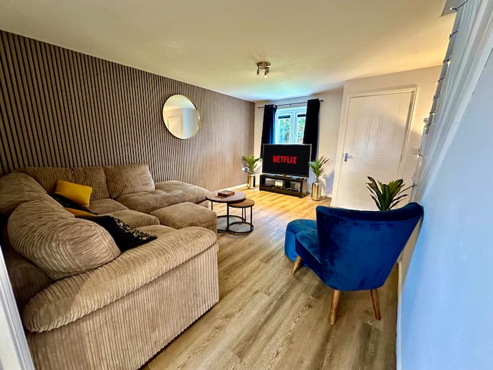 Serviced Accommodation/3 Bed/off Road Parking. - Bedford