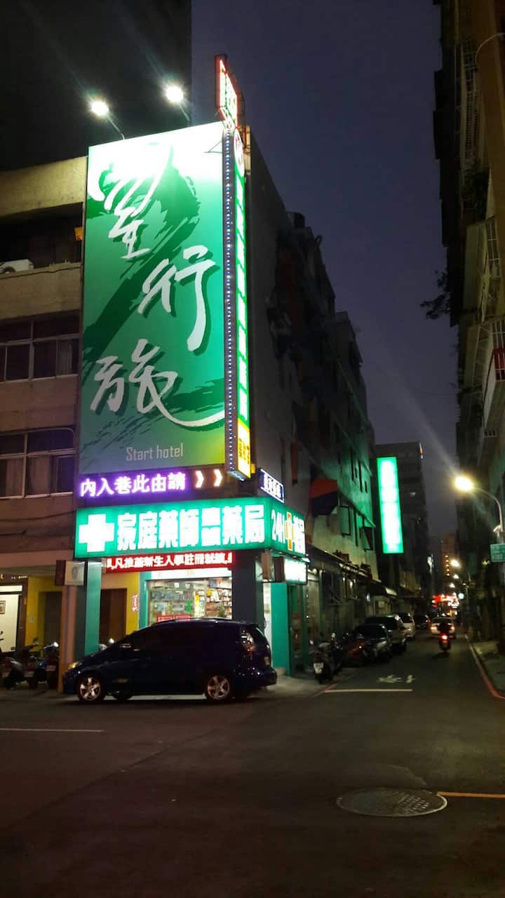 星行旅-六合夜市美麗島站平日12人包層方案 - Kaohsiung City