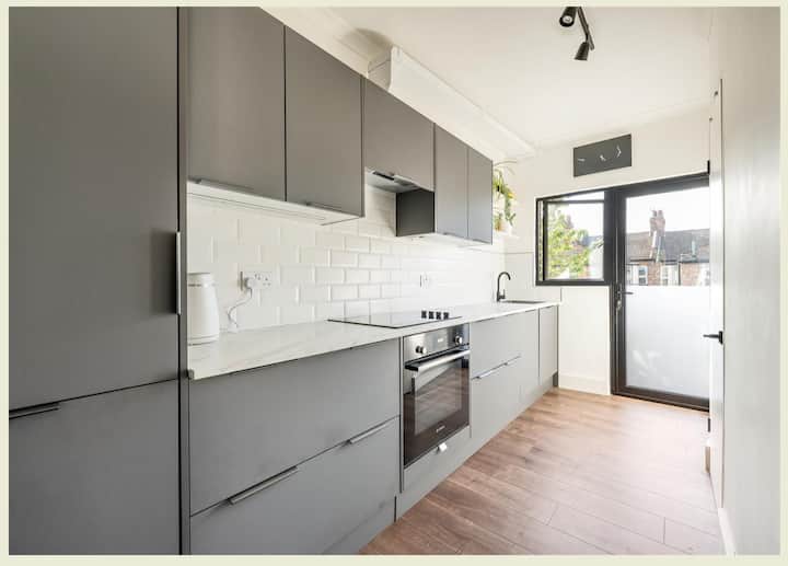 Home Away From Home In Leytonstone - Greenwich