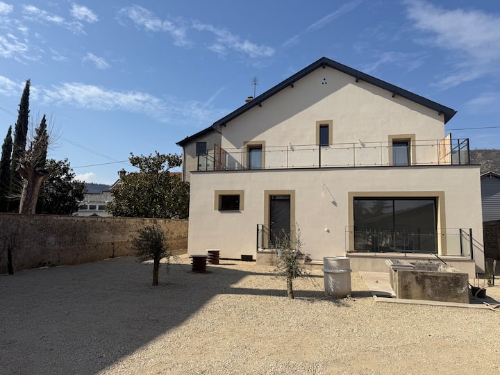 Gîte Entier Dans Grand Terrain Clos Avec Piscine - Safari de Peaugres