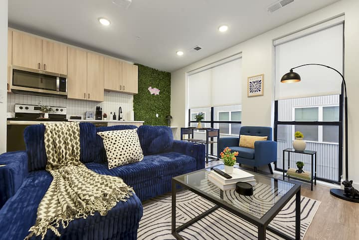 New Lux King Suite | Free Parking+gym | Near Upmc - Pittsburgh, PA