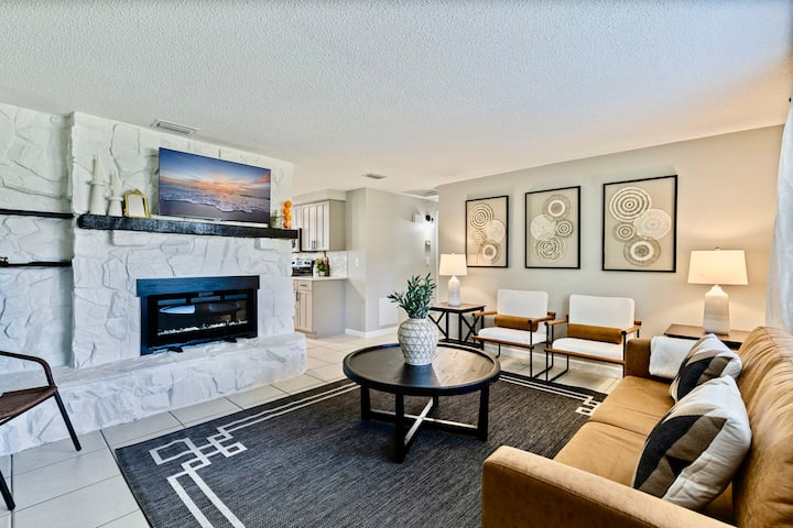 Right At Home | Modern 2br 2ba W/ Yard & Fireplace - Pinellas Park, FL