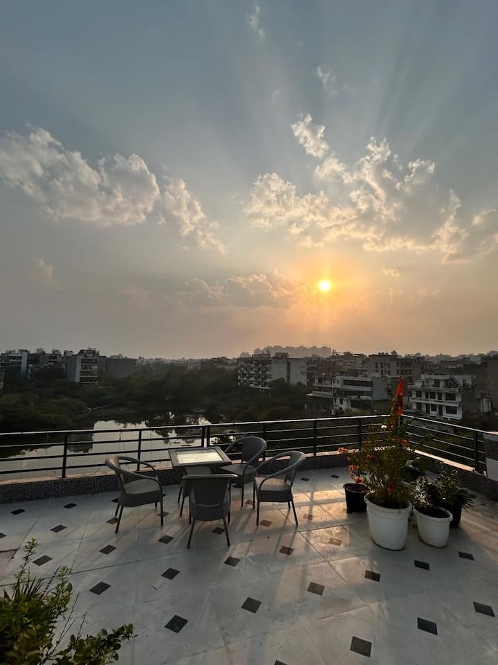 Lake View Condominium Near Suraj Kund By Homeyhuts - Faridabad