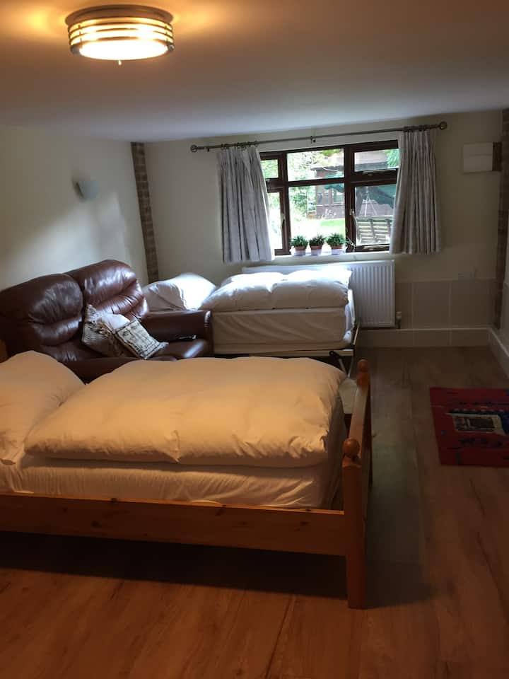 Jasmine Studio, Annex, Private Road, 
River View - Reading