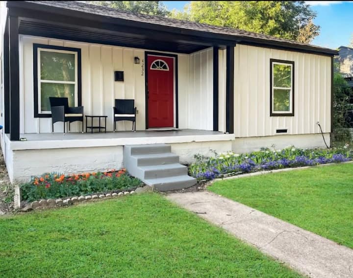 Updated 2 Bedroom/2 Bath House With Large Backyard - Cultural District - Fort Worth