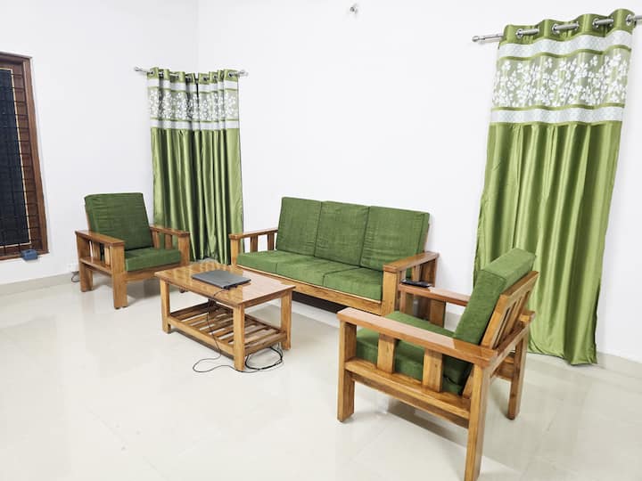 Stylish 2 Bhk Apartment Lift & Comfort - ベルガウム