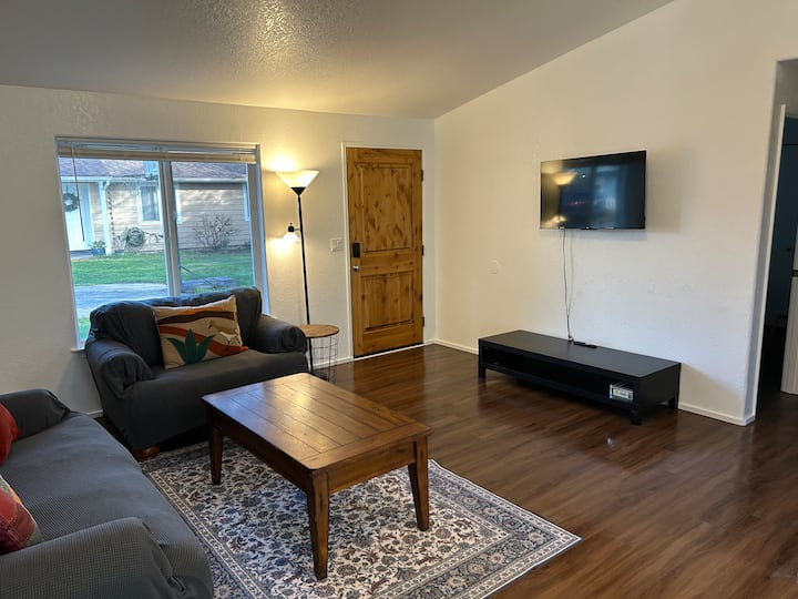 Newly Renovated Central Home In Grants Pass - Grants Pass, OR