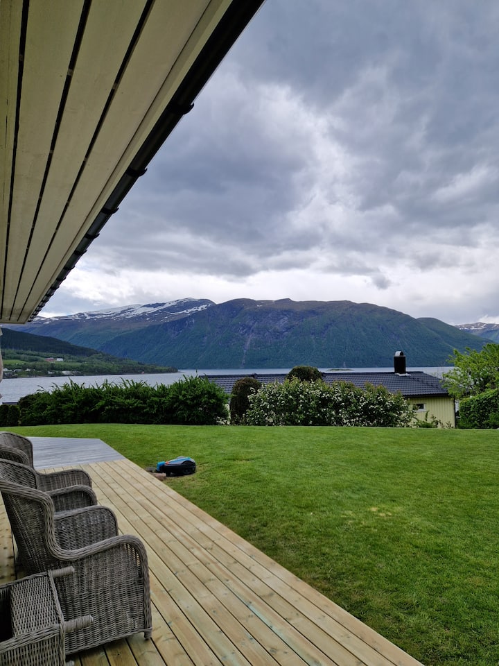 Enebolig Med Lun Og Solrik Beliggenhet. - Norway