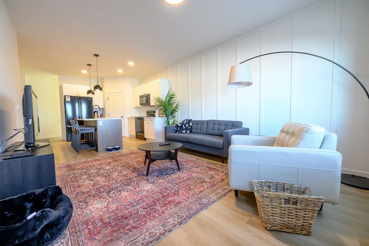 3br/2ba Upper Suite W/ Garage – Pets Welcome - Grande Prairie