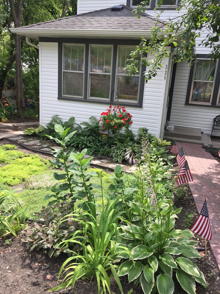 Lovely 2 Bedroom Wonderful Neighborhood - St. Paul, MN