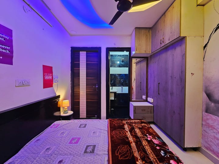 2 Bhk Flat With Lift Car Parking - Delhi