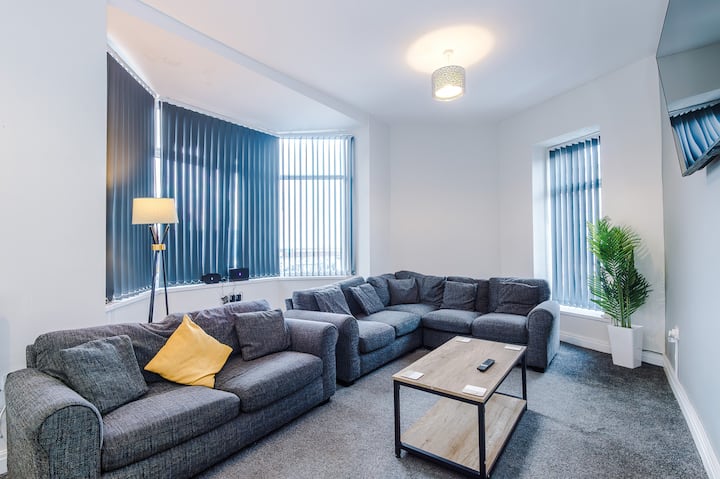 6 Bed| Central | Near Winter Gardens - Blackpool