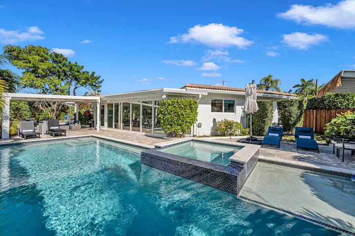 Waterfront Pool Home Near Beach | Sleeps 10 - Pompano Beach, FL