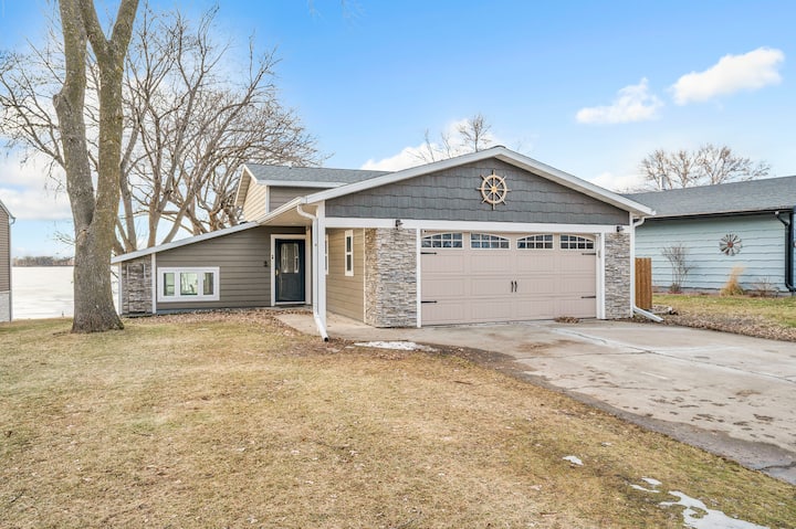 Peaceful Center Lake Retreat - Spirit Lake, IA