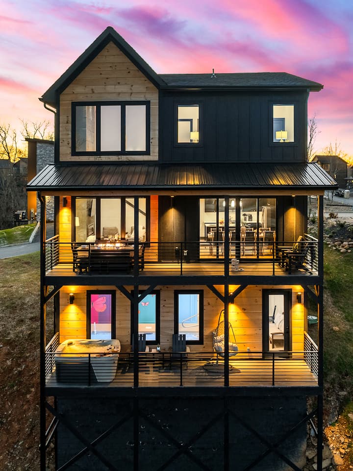 Luxe Mountain Retreat: Indoor Pool & Iconic Views - Sevierville