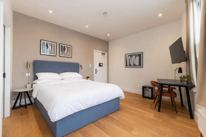 Modern City Ensuite | Reliable Short Stay - London