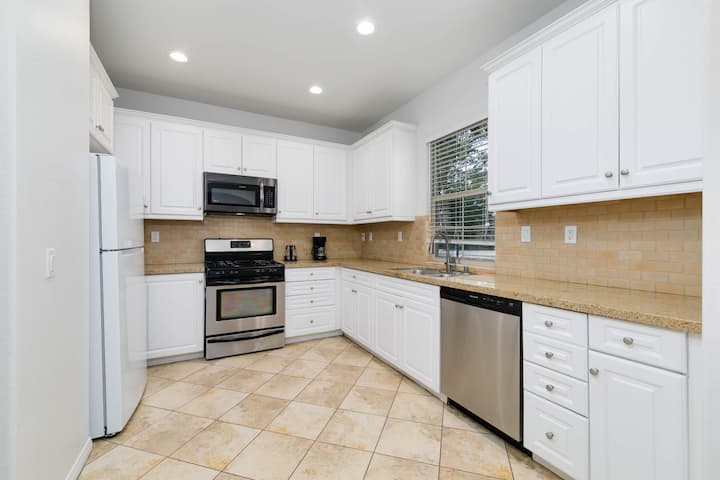 Long Term Discount | Fully Equipped Morden Home - Eastvale, CA
