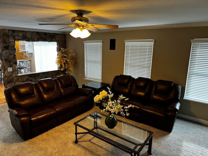 Spacious Country Club Golf Course Retreat - Broomfield