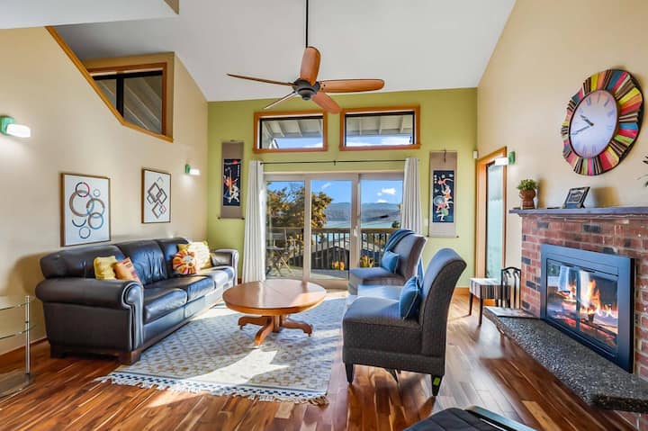 Spacious 6br Home W/ Patio, Game Room & Lake Views - Tukwila, WA