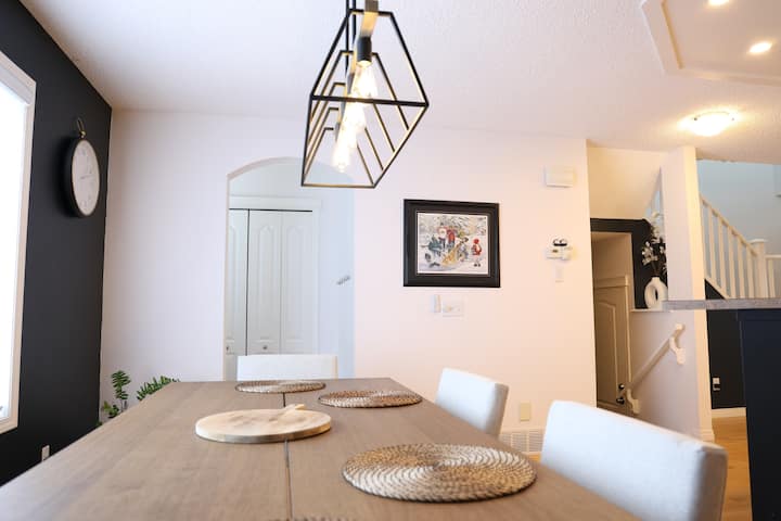 Detached 3br House | Entire Place | Long Stays - Airdrie