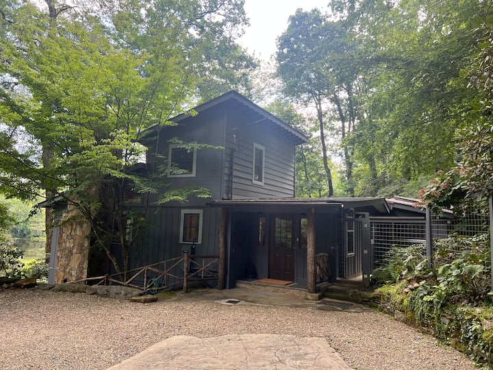 Cozy Mirror Lake Cottage - Highlands, NC
