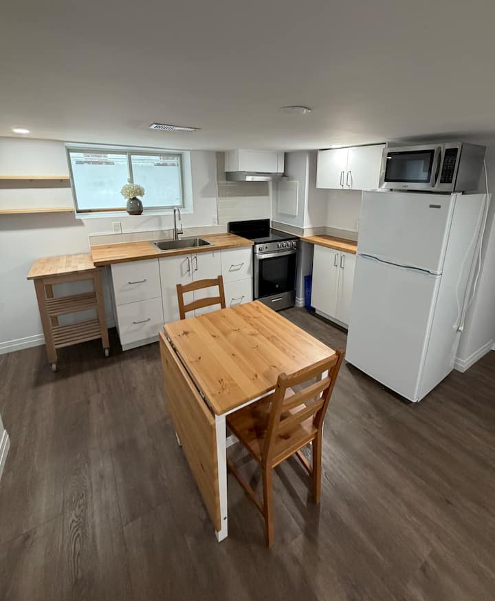 Home Away From Home Bachelor Apartment - Kitchener