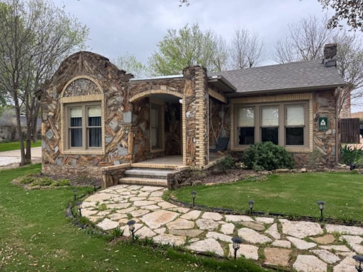 Glen Rose Cottage & Carriage House - Glen Rose, TX