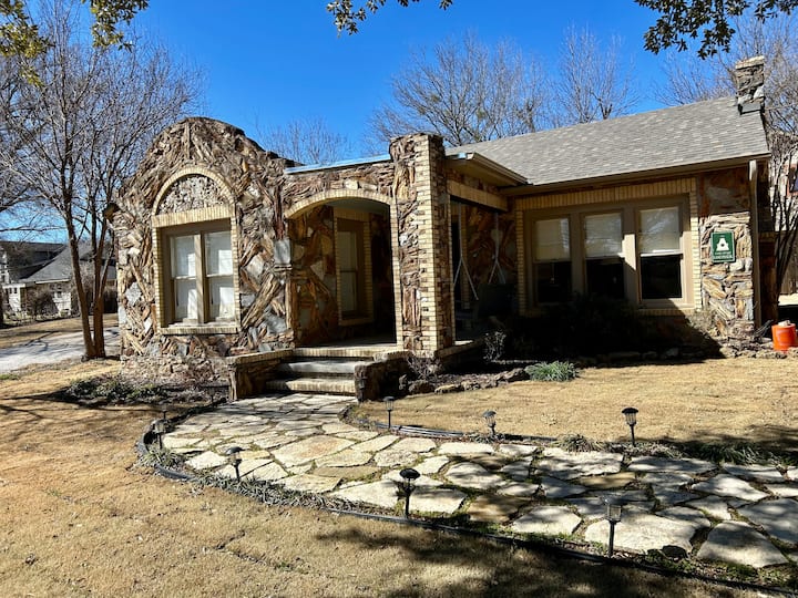 Glen Rose Cottage & Carriage House - Glen Rose, TX