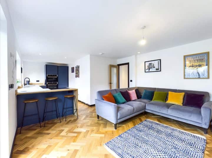 Perfect For Races, Stylish 2 Bed Private Parking - Cheltenham