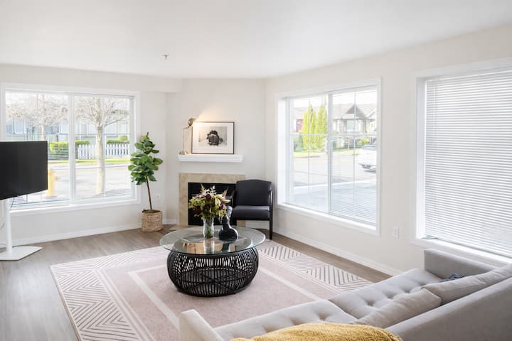 Downtown Renton Luxury Stay | Fireplace & Balcony - 倫頓