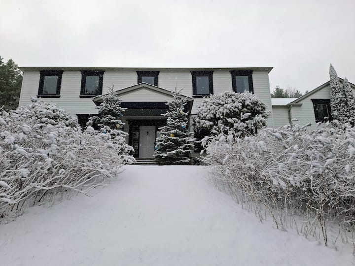 Charming Farmhouse Apartment - Uxbridge, ON, Canada