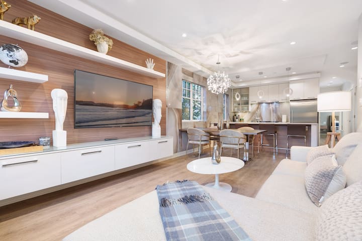 Quiet Kits Oasis: 2br, Patio & Private Garage - Vancouver