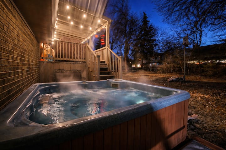 Spacious Family Getaway • Hot Tub • Parks & Trails - Golden, CO