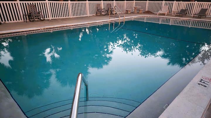 4950 Golden Suite With Pool And Gym - New Port Richey, FL
