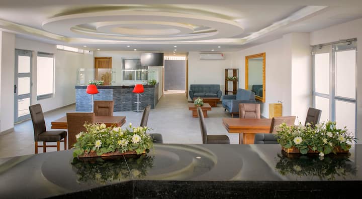 Hotel; Restaurante, Elevador Y Trasporte. - Querétaro