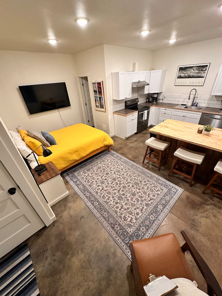 Easy Street Studio - 풀먼