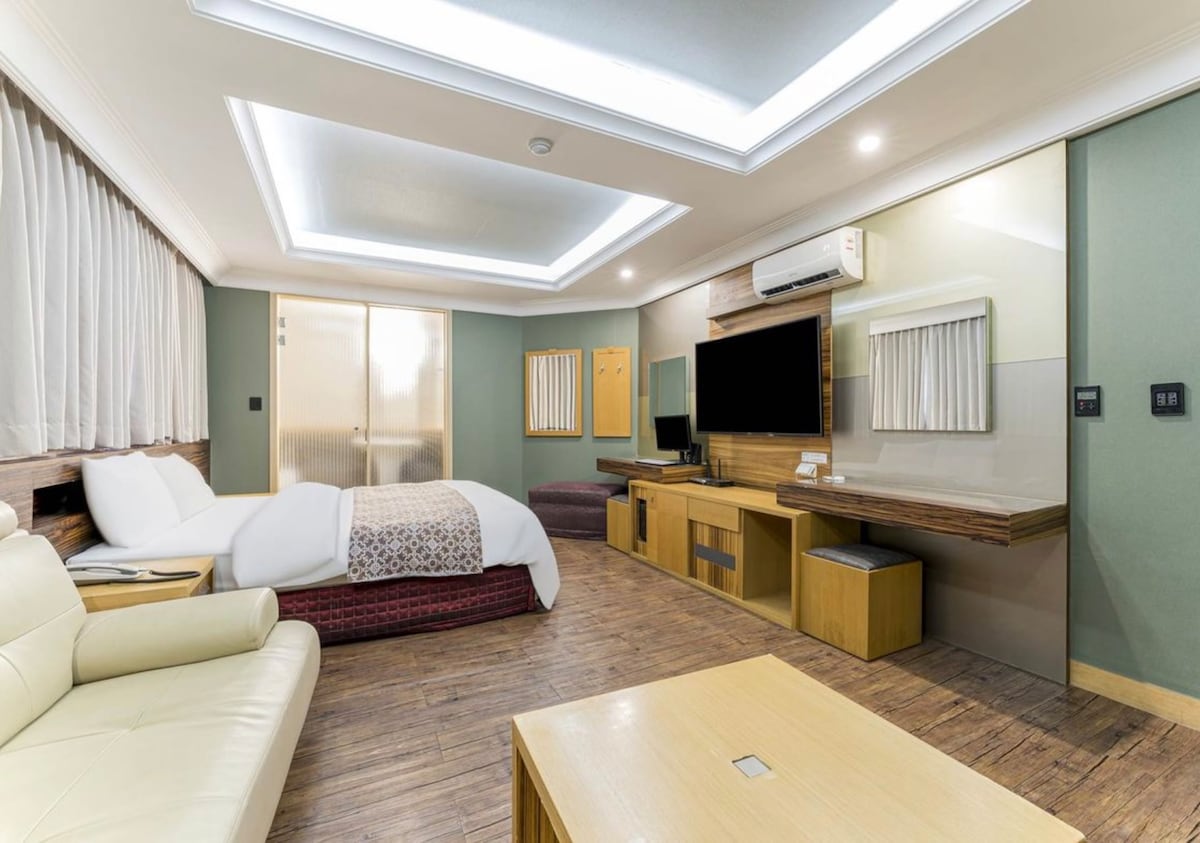 Este es un hotel de lujo limpio y con buenas camas, a 10 minutos del ...