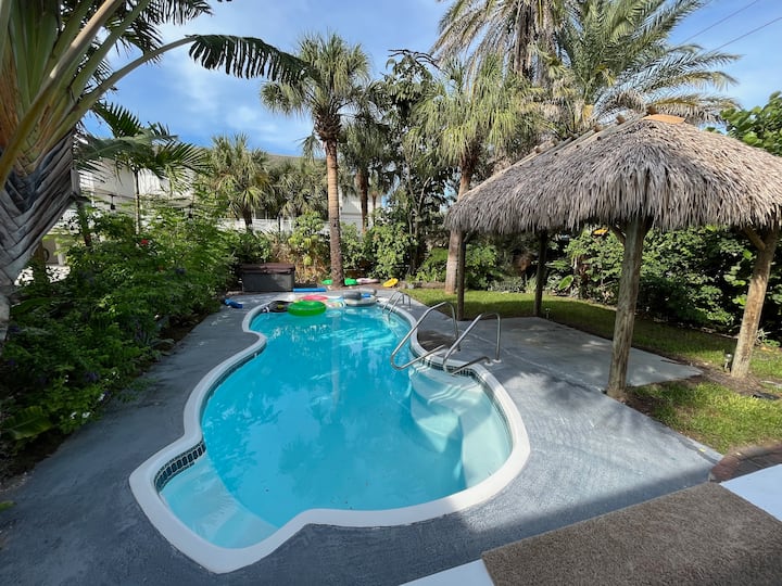 Historic Beachside Cottage: Gulf View 2/1 "Palms" - Indian Rocks Beach, FL