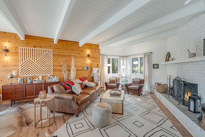 Fox Hollow Chalet | Sleep 12 W/hot Tub + Game Room - Lake Arrowhead, CA