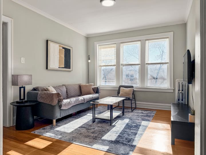 Chic, Quiet 1br Near Dining Options– Perfect For 2 - Chicago, IL